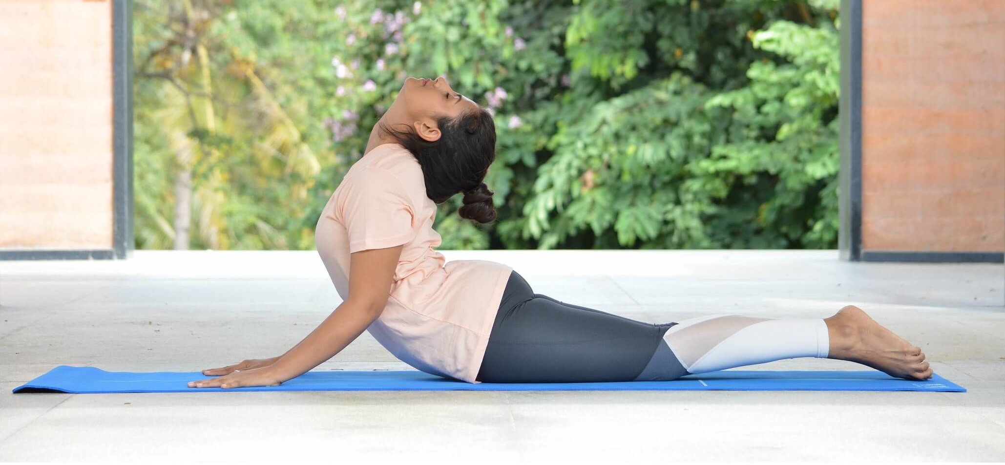 भुजंगासन (Cobra Pose in Hindi) - आर्ट ऑफ लिविंग